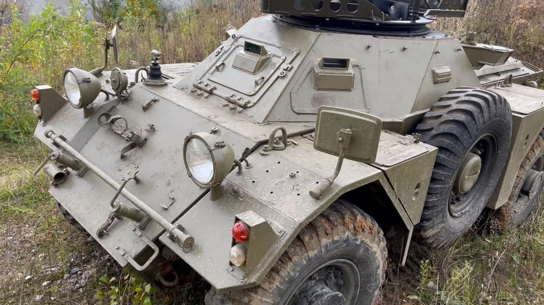 Ukraine using British Ferret Mk.1 with mounted MG 42/59 machine gun ...