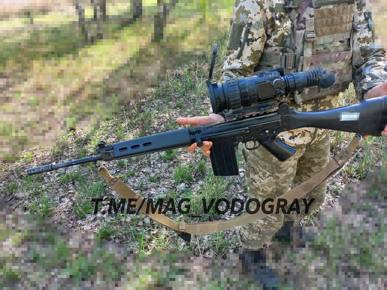 Ukrainian operator equipped with an FN FAL and a thermal scope - Mirror ...