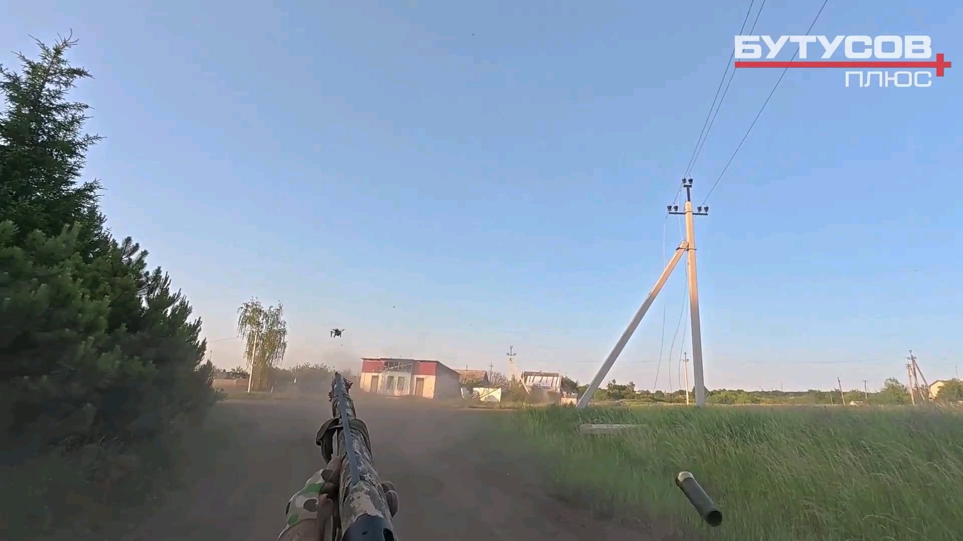 Ukrainian Soldier takes out a Russian Jdun with a Shotgun in the ...